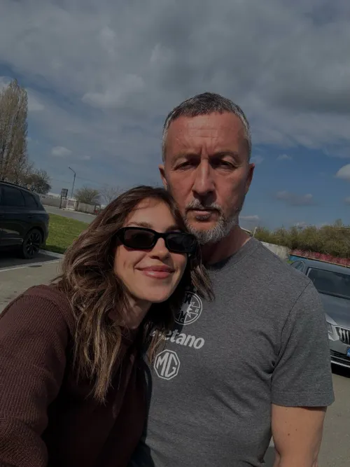 Teodora Stoica i-a trimis tatălui său o poză cu un bărbat la ea în ...